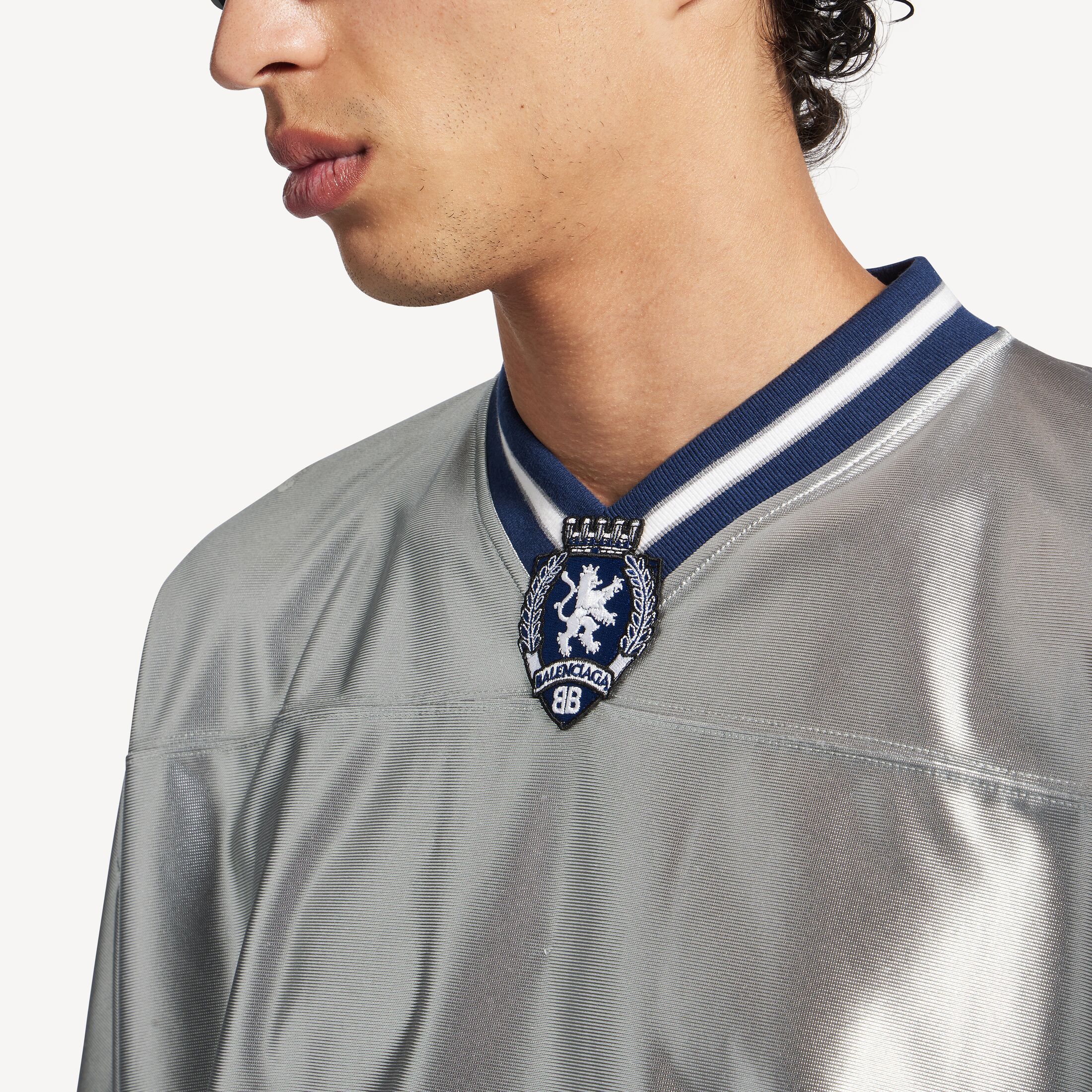3b football v-neck t-shirt oversized